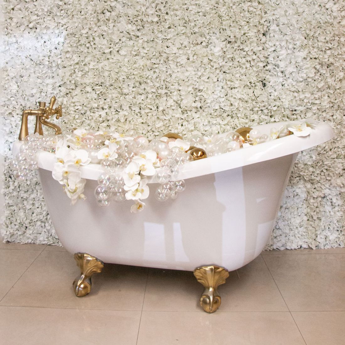 Royal bathtub with golden legs - Royal bathtub with golden legs